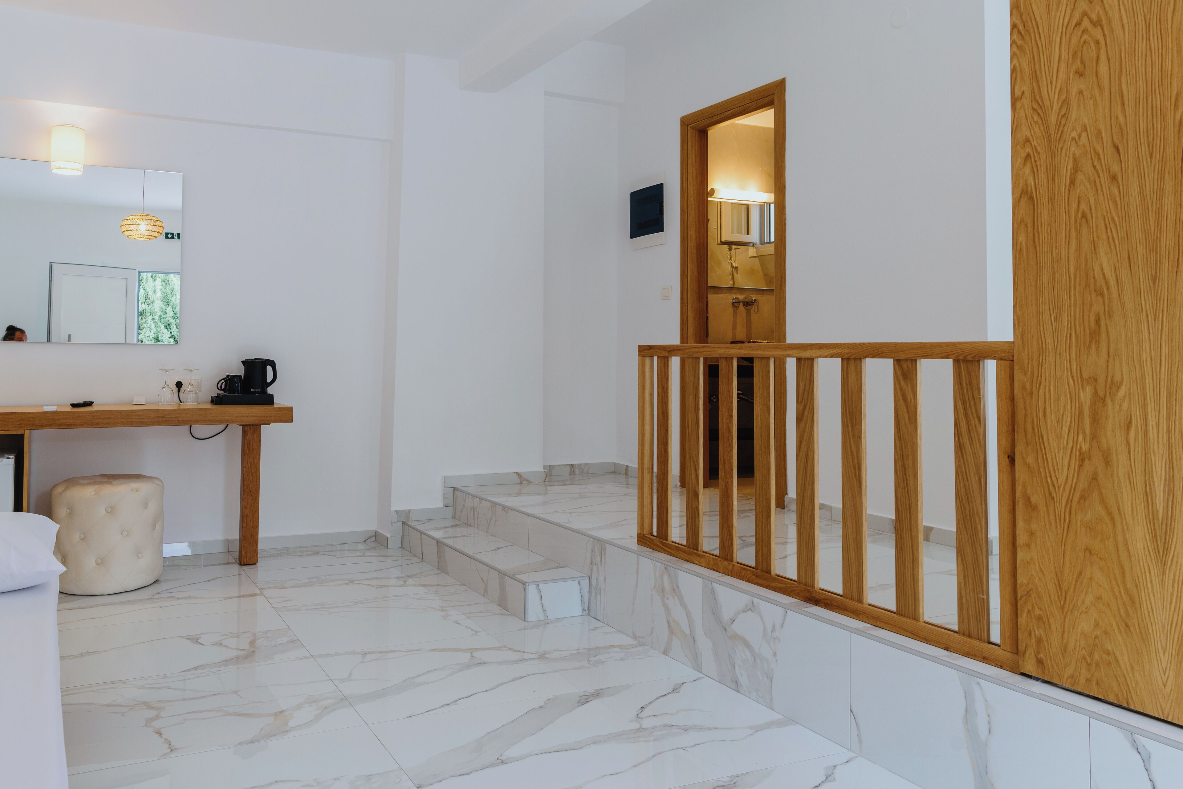 Suíte standard, sacada, vista para a piscina | Cofres nos quartos, cortinas blackout, ferros/tábuas de passar roupa
