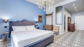 Suite Deluxe, várias camas, não fumadores, varanda | Cofre com capacidade para portátil, secretária