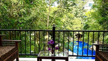 Quarto casal luxo, sacada, vista para a piscina | 1 quarto, frigobar, cofres nos quartos, escrivaninha