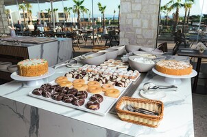 Café da manhã com buffet grátis todos os dias
