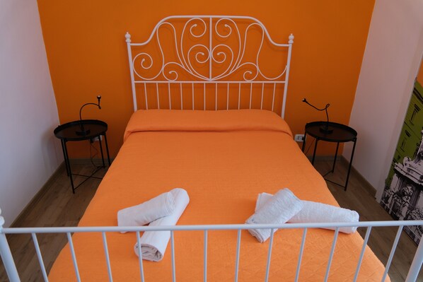 Escrivaninha, cortinas blackout, quartos à prova de som