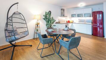 Apartamento Clássico em Condomínio Fechado, 1 quarto, não fumadores, terraço | Secretária, secretária adequada para computadores portáteis