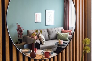 Apartamento Comfort, Vista para a cidade | Sala de estar | Smart TV de 50 polegadas com canais por cabo, Netflix 