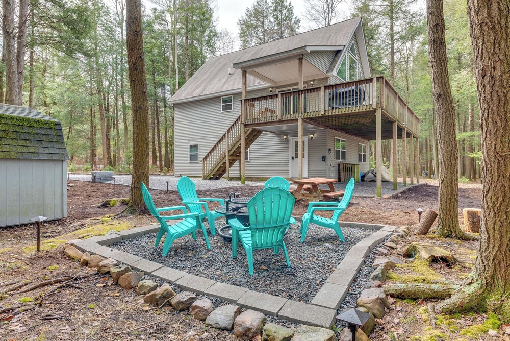 Lakefront Poconos Cabin W/ Deck & Game Room - Lake Harmony, PA