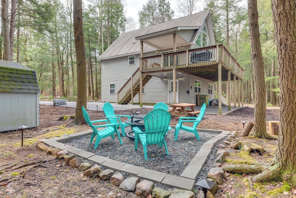 Lakefront Poconos Cabin W/ Deck & Game Room - Lake Harmony, PA