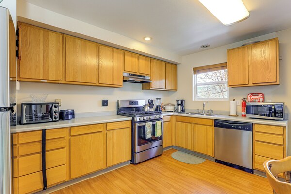 Hot Tub & Decks: Central Hood River Townhome! - White Salmon, WA