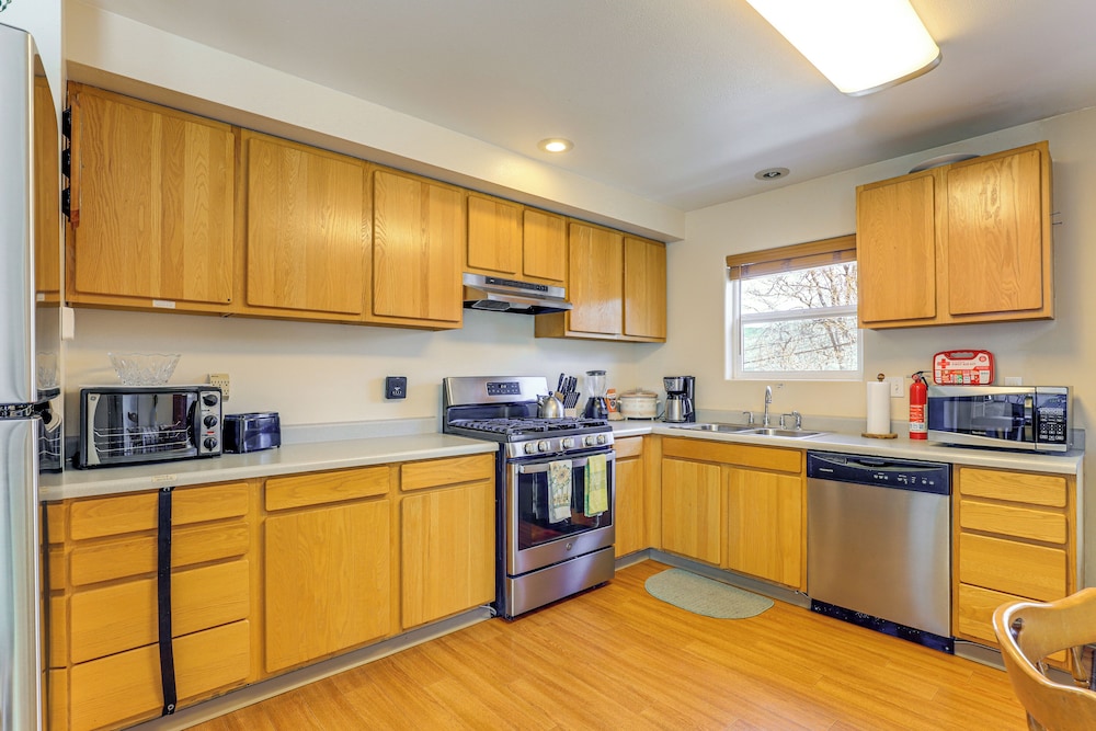 Hot Tub & Decks: Central Hood River Townhome! - マウント・フッド, OR