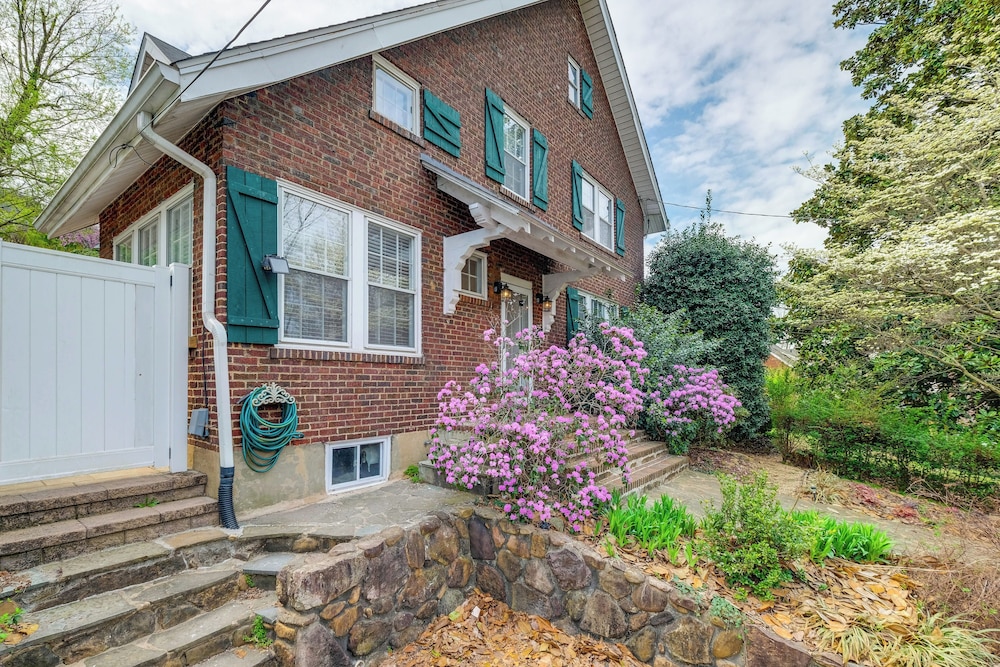 1 Mi To Dtwn Roanoke: Home W/ Yard & Mtn View! - Smith Mountain Lake, VA