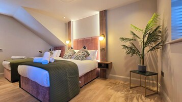 Quarto triplo luxo | Camas com colchões de espuma com sistema de memória
