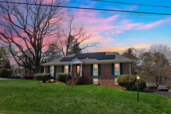 Upscale Escape Game Room & Spa-like Baths 4 Bedroom Home - Richmond, VA
