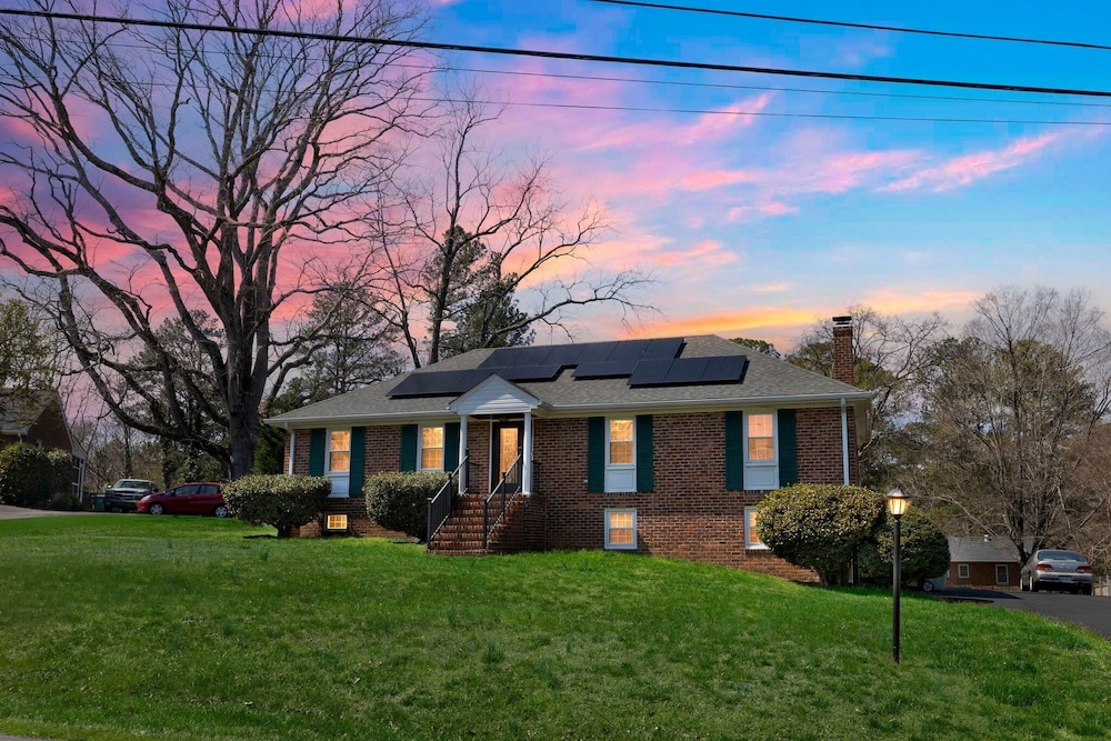 Upscale Escape Game Room & Spa-like Baths 4 Bedroom Home - Richmond, VA