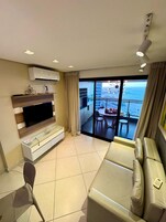 Apartamento básico | Área de estar | TV de tela plana, brinquedos