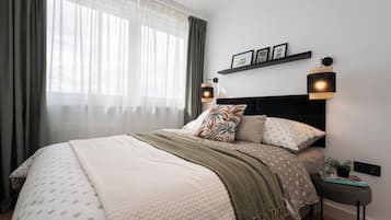 Apartamento conforto, vista para a cidade | 1 quarto, cofres nos quartos, individualmente decorados