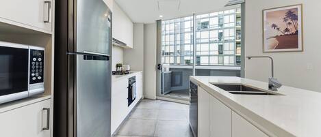 Apartamento Comfort, 2 quartos (NMA103) | Cozinha privada | Um micro-ondas, um forno, uma placa de cozinha, utensílios de cozinha