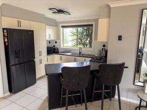 Casa, 4 quartos (NPR40B) | Cozinha privada | Micro-ondas, fogão, cooktop, talheres/pratos/utensílios de cozinha