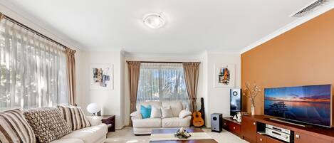 Casa, 4 quartos (NWE039) | Área de estar | TV