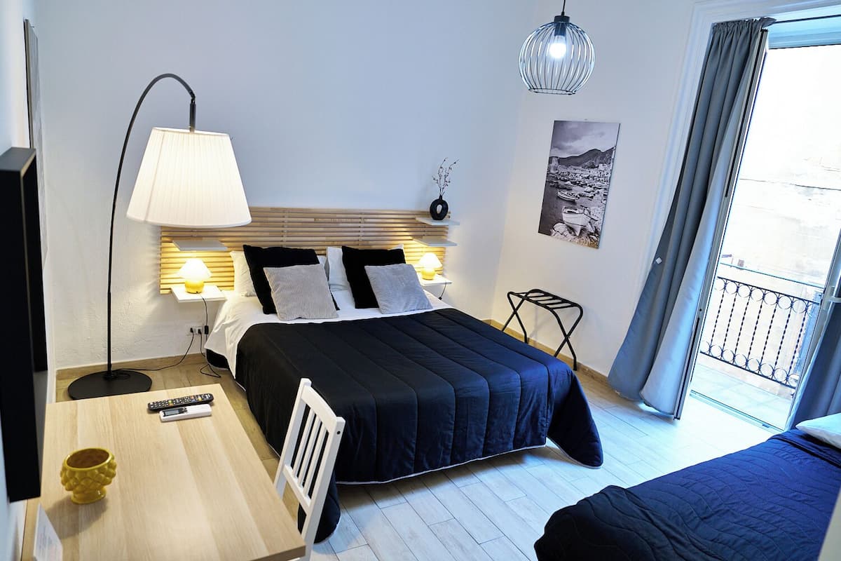 1 quarto, escrivaninha, cortinas blackout, quartos à prova de som