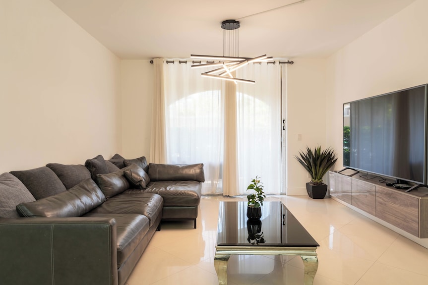 Cute Yacht Club Apt 5 Min Drive 2 Beach W/ Pool! - Aventura, FL