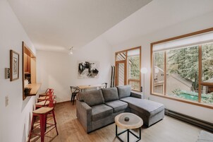 Apartamento em Condomínio Fechado, 2 quartos, varanda | Sala