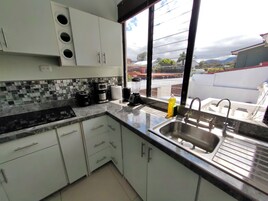 Apartamento Familiar, 2 quartos, não fumadores, cozinha | Cozinha privada | Um frigorífico no espaço comum, um micro-ondas no espaço comum 