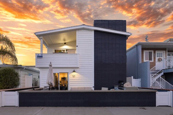 Steps To Sand! 2 Homes In 1 Sleeps 19, Outdoor Space, Walk To Shops & Dining - Tustin, CA