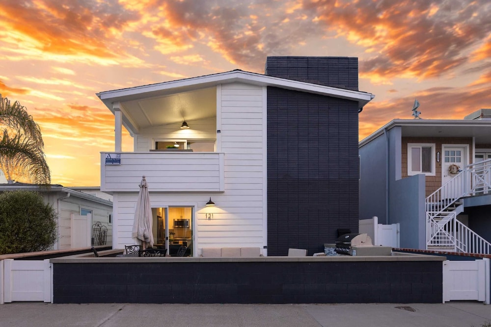 Steps To Sand! 2 Homes In 1 Sleeps 19, Outdoor Space, Walk To Shops & Dining - Huntington Beach, CA