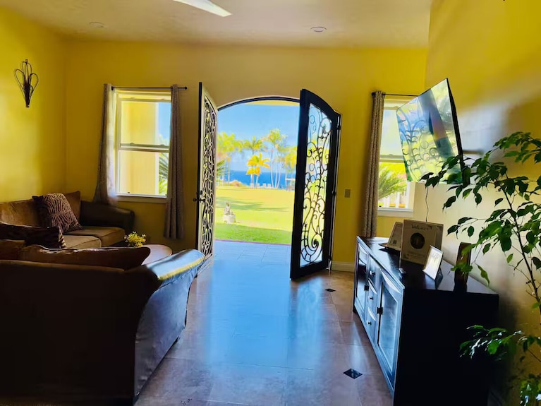 Modern & Comfy Gem: Oceanfront Views, Balcony, Pkg - Hawaï