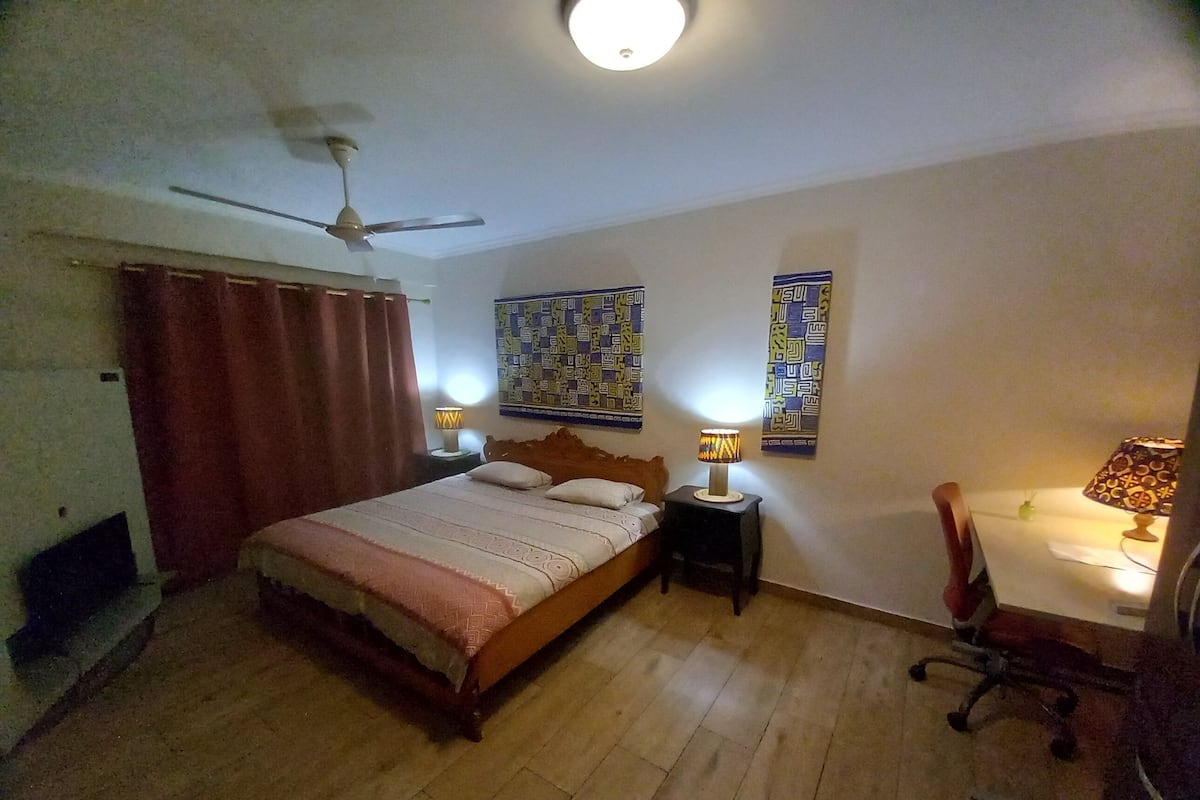 Quarto Duplo Básico, varanda, Vista para a cidade | Secretária, secretária adequada para computadores portáteis