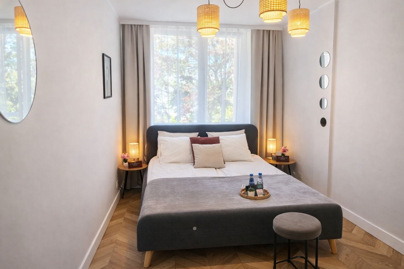 Apartamento família, vista para a cidade | 1 quarto, cofres nos quartos, individualmente decorados