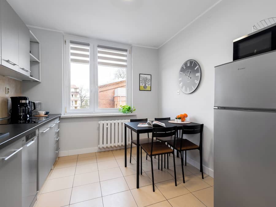 Apartamento família, vista para a cidade | Cozinha privada | Geladeira grande, micro-ondas, cooktop, lava-louças