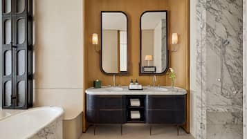 Suite, 2 camas queen-size (Waldorf, Outdoor Jacuzzi) | Casa de banho