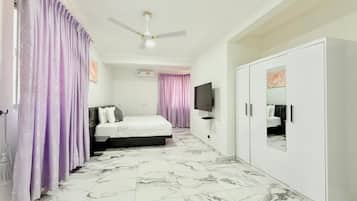 Apartamento luxo, 2 quartos, cozinha | 2 quartos, quartos à prova de som, ferros/tábuas de passar roupa