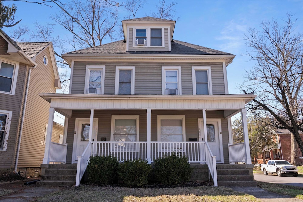 Summit Scholars Suites For 12! - Columbus, OH