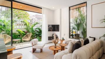 Apartamento Deluxe | Sala | Smart TV de 43 polegadas com canais digitais