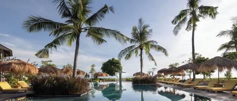 Piscina exterior, da(s) 6:00 à(s) 21:00, guarda-sóis