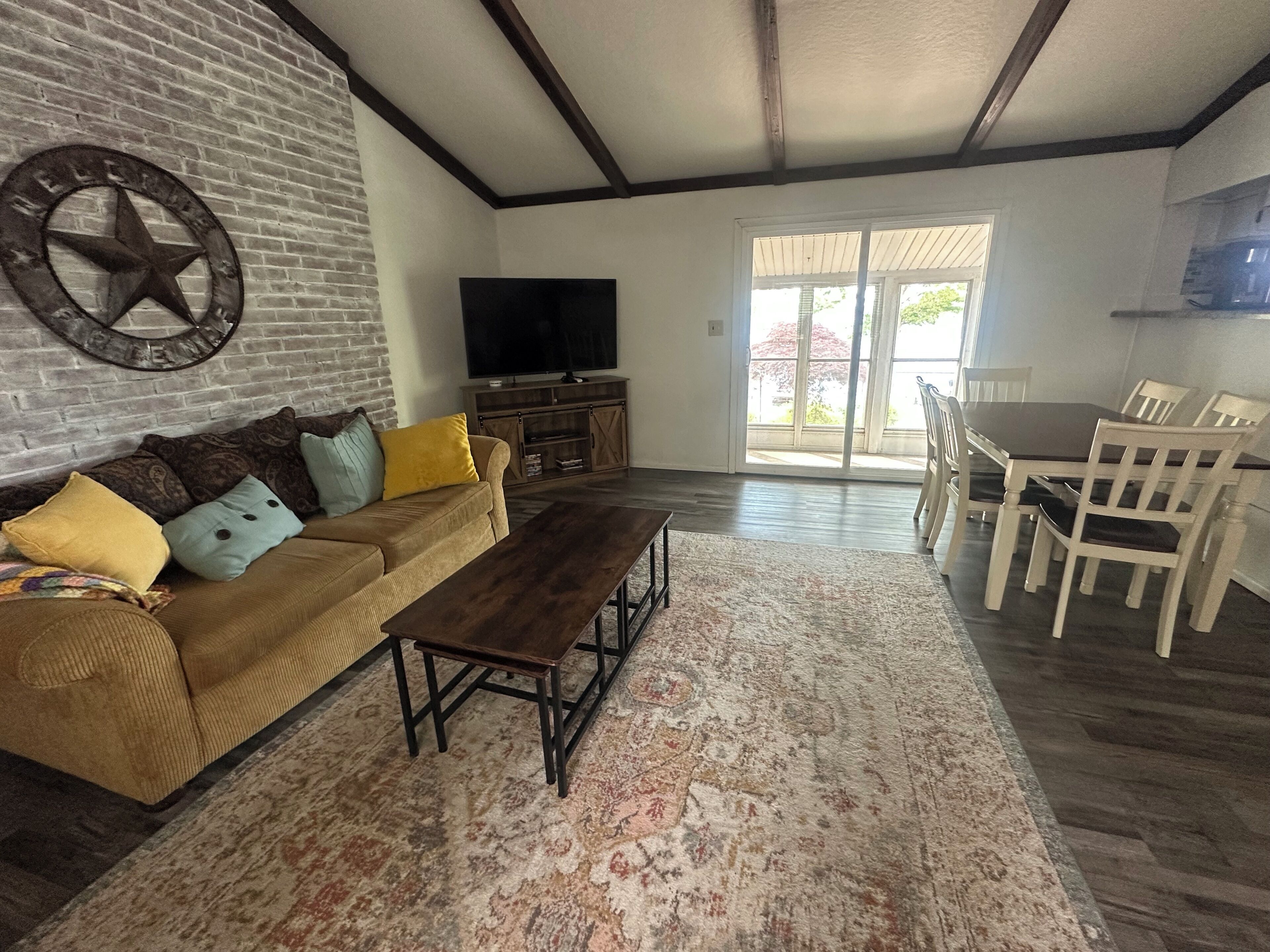 Waterfront 4-bedroom Pet Friendly Lake House W/ Dock For Boat, Fishing, Swimming - Marion, IL