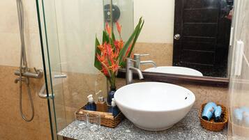 Minibar, secretária, Wi-fi grátis, roupa de cama fornecida