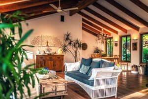 Smart TV 70 cm com canais digitais, Netflix, serviços de streaming