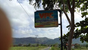 Placa de identificação da VPC Villa Panorama Ciletuah com informações de contato.