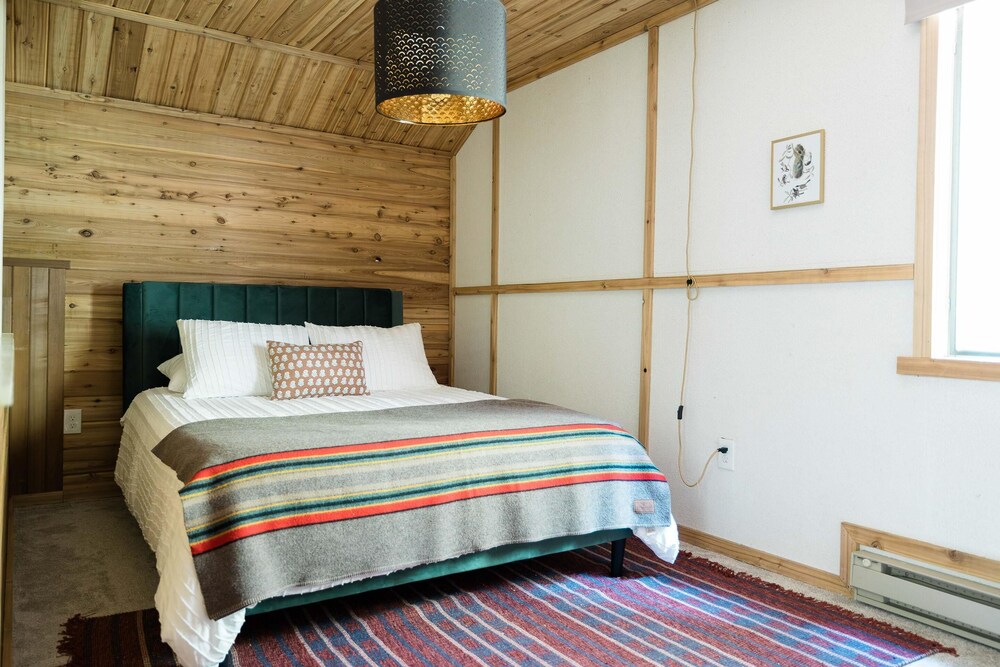 87SL - Starlink - Sauna - Pets OK - Sleeps 8 - Glacier | Vrbo