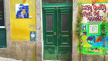 Dormitório compartilhado, 1 quarto, sacada, vista para a cidade | Detalhe da fachada