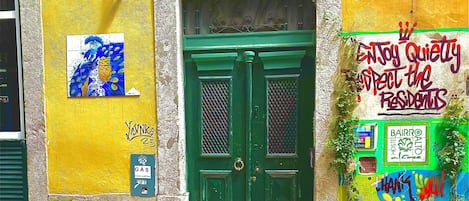 Dormitório compartilhado, 1 quarto, para fumantes, sacada | Detalhe da fachada