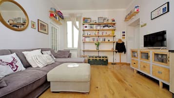 Apartamento (1 Bedroom) | Sala de estar | Smart TV de 32 polegadas com canais por cabo