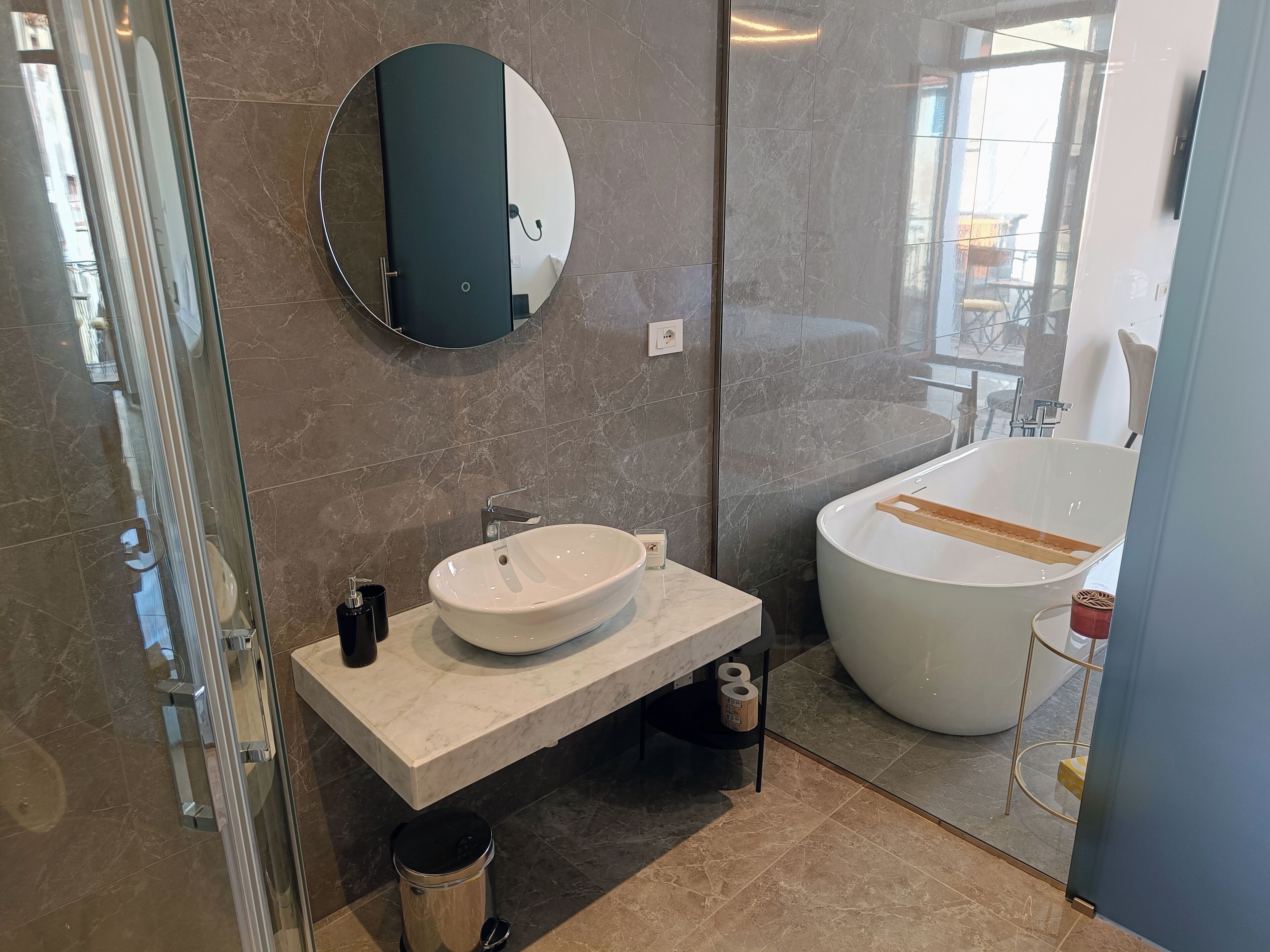 Quarto Duplo Superior, casa de banho privativa, vista para o pátio | Casa de banho | Um secador de cabelo, chinelos, toalhas fornecidas, sabão 