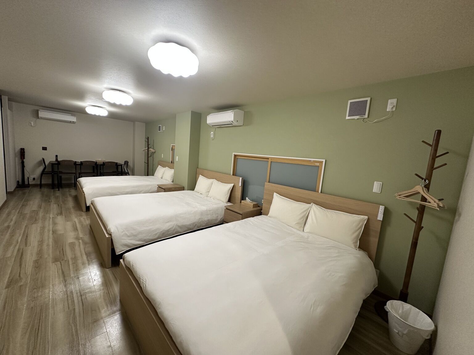 Edredons de pluma, Wi-Fi de cortesia, roupa de cama