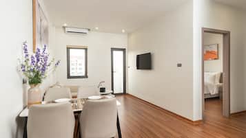 Quarto Deluxe, Vista para a cidade | Sala de estar | Televisor de ecrã plano de 25 polegadas com canais digitais