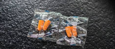Duas embalagens de plástico transparente com conteúdo laranja e azul sobre uma superfície texturizada.