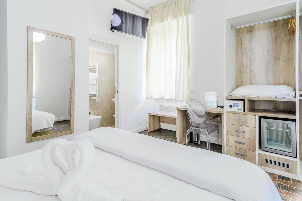 Minibar, cofre no quarto, secretária, Wi-fi grátis