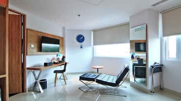 Quarto casal luxo | Área de estar | Monitores de computador, impressoras