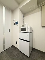 Geladeira, micro-ondas, cooktop, talheres/pratos/utensílios de cozinha